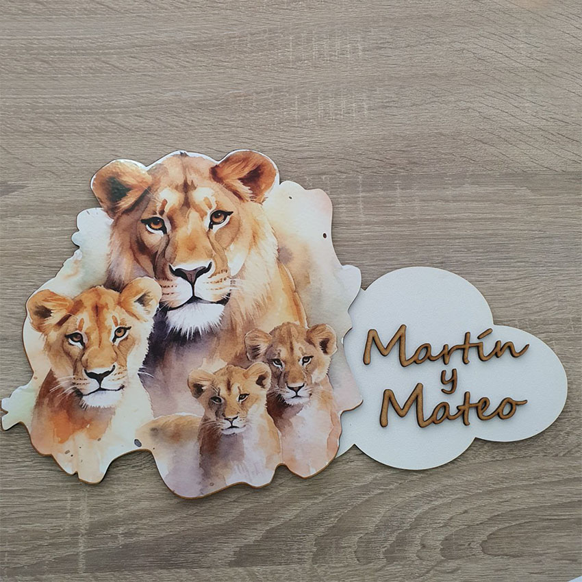 Letrero madera Familia León – Camaleón Print