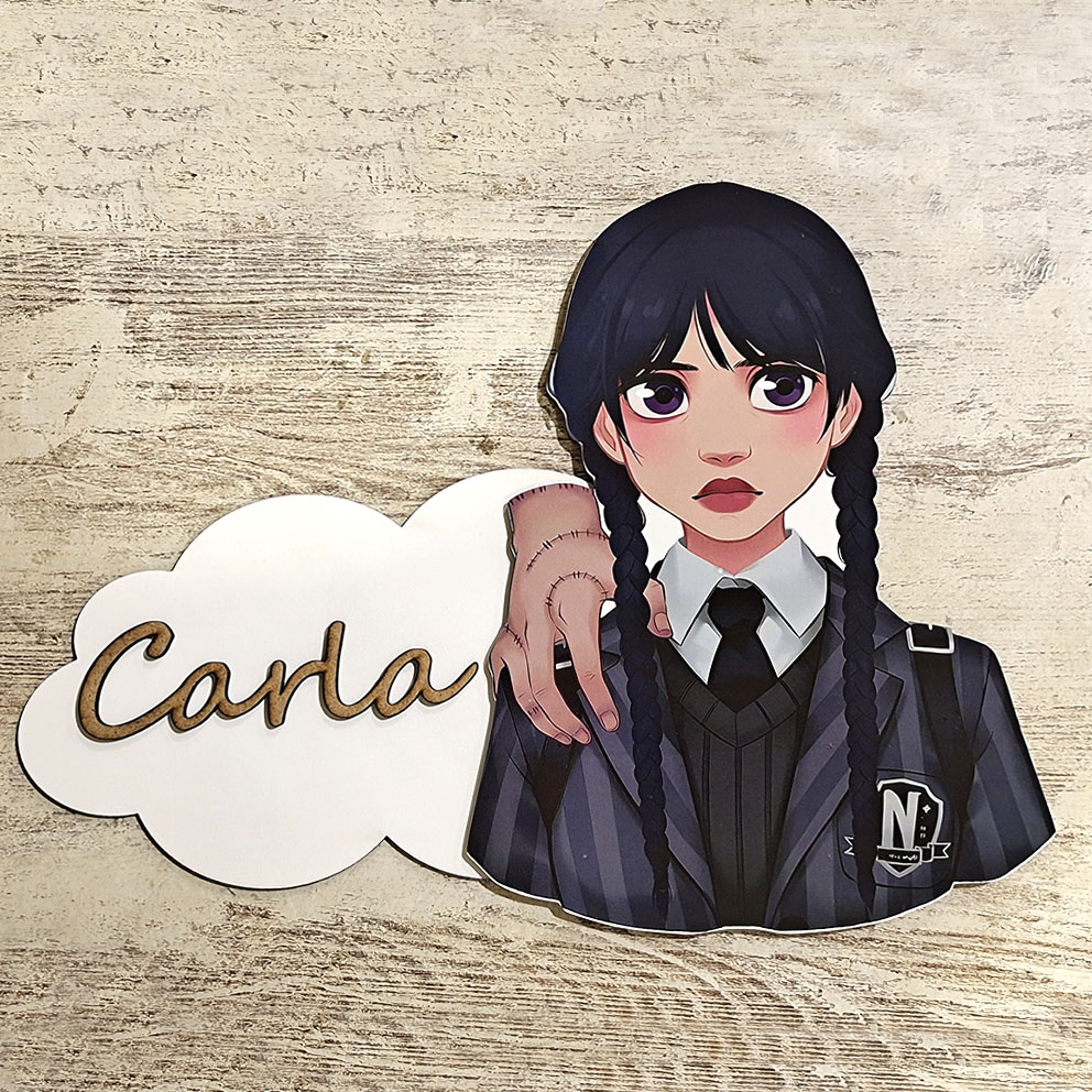 Letrero madera Merlina – Camaleón Print